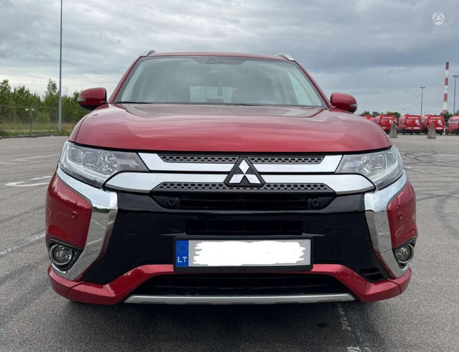 Red Mitsubishi Outlander 2018 in Vilnius, with an engine capacity of 2.00 L and mileage of 54 thousand km for 17399 €, photo 10 on AUTOMOTO.COM.LV