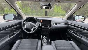 Red Mitsubishi Outlander 2018 in Vilnius, with an engine capacity of 2.00 L and mileage of 54 thousand km for 17399 €, photo 12 on AUTOMOTO.COM.LV