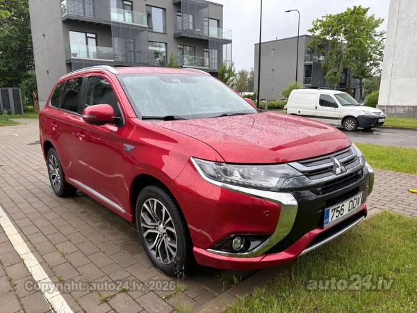 Red Mitsubishi Outlander 2018 in Tallinn, with an engine capacity of 2.00 L and mileage of 165 thousand km for 12900 €, photo 3 on AUTOMOTO.COM.LV
