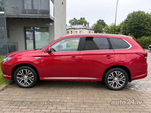 Red Mitsubishi Outlander 2018 in Tallinn, with an engine capacity of 2.00 L and mileage of 165 thousand km for 12900 €, photo 4 on AUTOMOTO.COM.LV