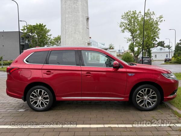 Red Mitsubishi Outlander 2018 in Tallinn, with an engine capacity of 2.00 L and mileage of 165 thousand km for 12900 €, photo 5 on AUTOMOTO.COM.LV