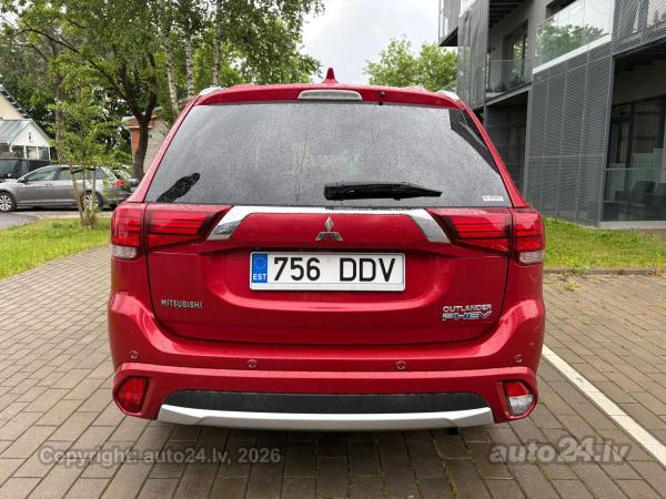 Red Mitsubishi Outlander 2018 in Tallinn, with an engine capacity of 2.00 L and mileage of 165 thousand km for 12900 €, photo 6 on AUTOMOTO.COM.LV