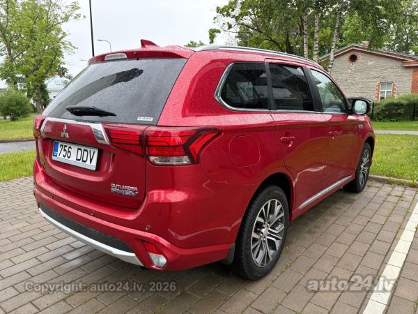 Red Mitsubishi Outlander 2018 in Tallinn, with an engine capacity of 2.00 L and mileage of 165 thousand km for 12900 €, photo 7 on AUTOMOTO.COM.LV