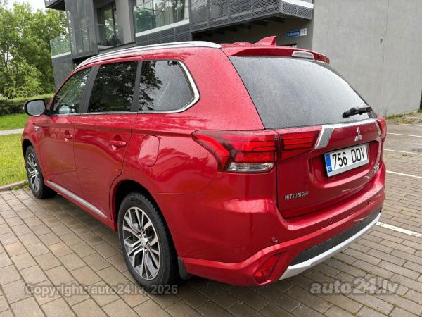 Red Mitsubishi Outlander 2018 in Tallinn, with an engine capacity of 2.00 L and mileage of 165 thousand km for 12900 €, photo 8 on AUTOMOTO.COM.LV