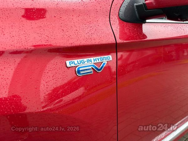 Red Mitsubishi Outlander 2018 in Tallinn, with an engine capacity of 2.00 L and mileage of 165 thousand km for 12900 €, photo 9 on AUTOMOTO.COM.LV
