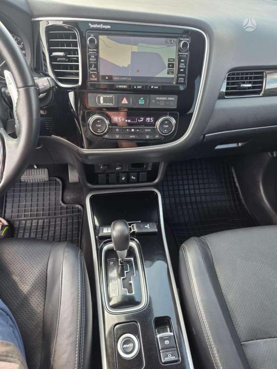 Sarkans Mitsubishi Outlander 2018 Marijampole, ar dzinēja tilpumu 2.27 L un nobraukumu 214 tūkst. km par 12250 €, foto 14 vietnē AUTOMOTO.COM.LV
