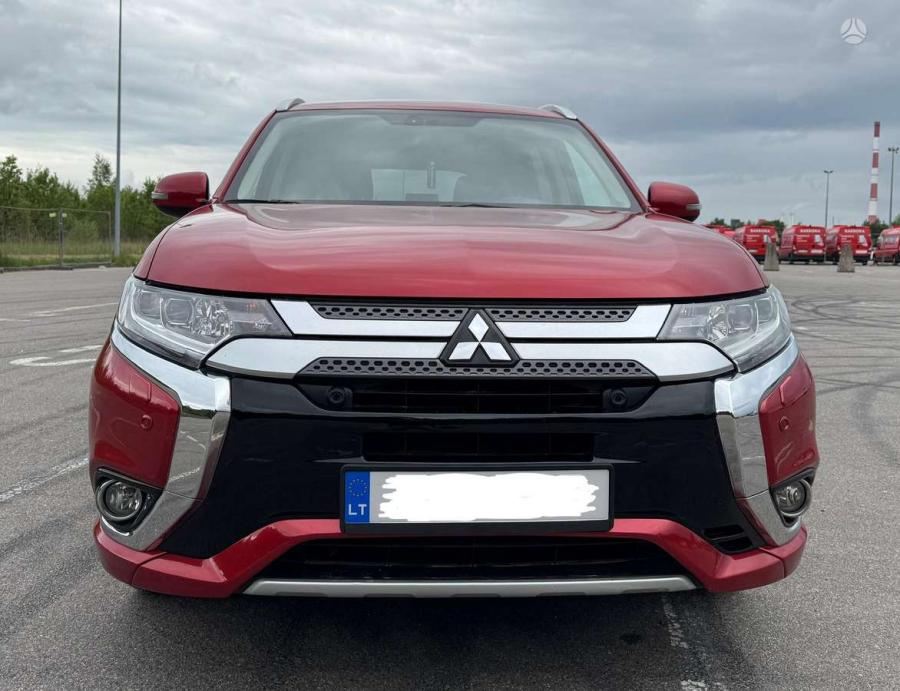 Red Mitsubishi Outlander 2018 in Vilnius, with an engine capacity of 2.00 L and mileage of 55 thousand km for 15599 €, photo 3 on AUTOMOTO.COM.LV