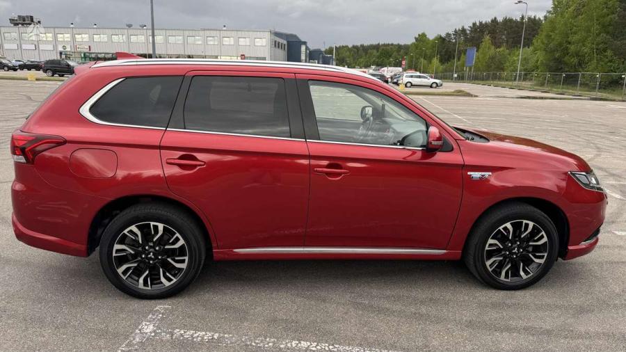 Red Mitsubishi Outlander 2018 in Vilnius, with an engine capacity of 2.00 L and mileage of 55 thousand km for 15599 €, photo 4 on AUTOMOTO.COM.LV