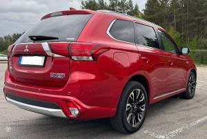 Red Mitsubishi Outlander 2018 in Vilnius, with an engine capacity of 2.00 L and mileage of 55 thousand km for 15599 €, photo 5 on AUTOMOTO.COM.LV