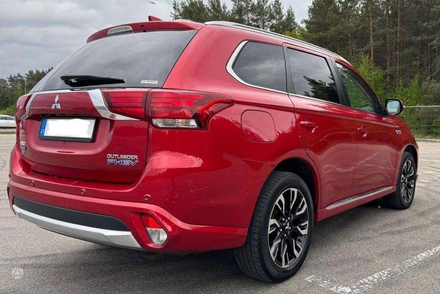Red Mitsubishi Outlander 2018 in Vilnius, with an engine capacity of 2.00 L and mileage of 55 thousand km for 15599 €, photo 5 on AUTOMOTO.COM.LV