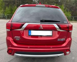 Red Mitsubishi Outlander 2018 in Vilnius, with an engine capacity of 2.00 L and mileage of 55 thousand km for 15599 €, photo 6 on AUTOMOTO.COM.LV
