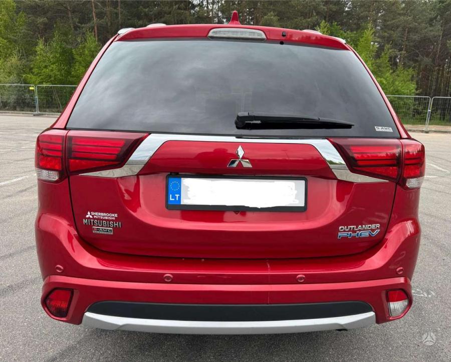 Red Mitsubishi Outlander 2018 in Vilnius, with an engine capacity of 2.00 L and mileage of 55 thousand km for 15599 €, photo 6 on AUTOMOTO.COM.LV