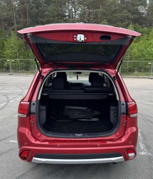 Red Mitsubishi Outlander 2018 in Vilnius, with an engine capacity of 2.00 L and mileage of 55 thousand km for 15599 €, photo 7 on AUTOMOTO.COM.LV