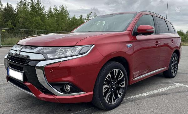 Red Mitsubishi Outlander 2018 in Vilnius, with an engine capacity of 2.00 L and mileage of 55 thousand km for 15599 €, photo 7 on AUTOMOTO.COM.LV