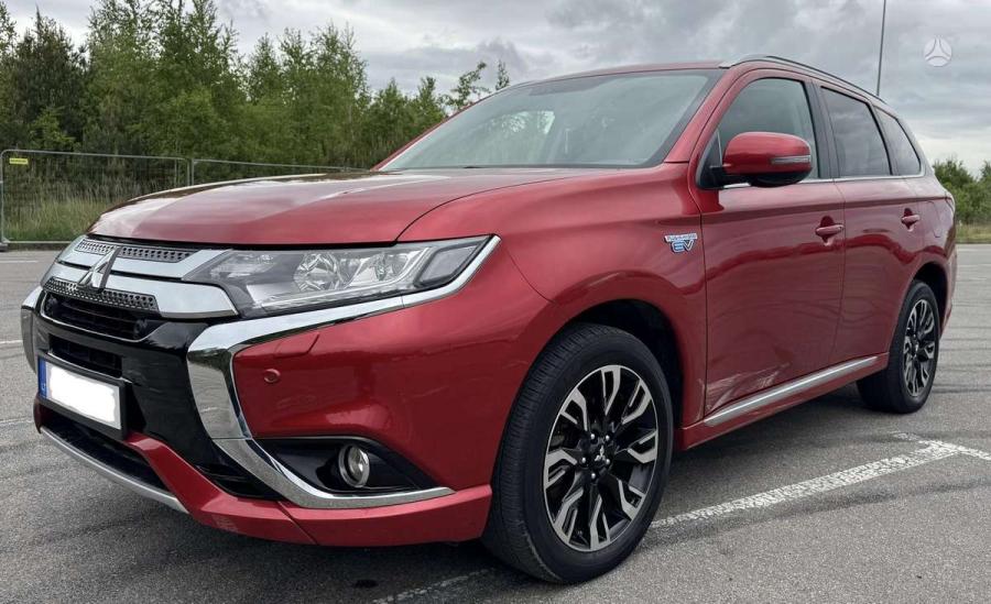 Red Mitsubishi Outlander 2018 in Vilnius, with an engine capacity of 2.00 L and mileage of 55 thousand km for 15599 €, photo 8 on AUTOMOTO.COM.LV