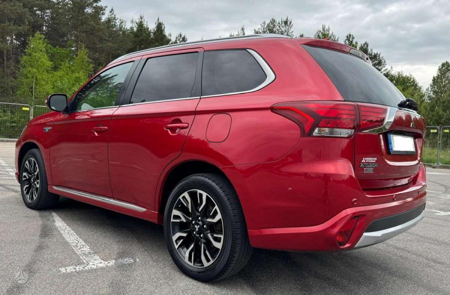 Red Mitsubishi Outlander 2018 in Vilnius, with an engine capacity of 2.00 L and mileage of 55 thousand km for 15599 €, photo 10 on AUTOMOTO.COM.LV