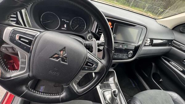 Red Mitsubishi Outlander 2018 in Vilnius, with an engine capacity of 2.00 L and mileage of 55 thousand km for 15599 €, photo 10 on AUTOMOTO.COM.LV