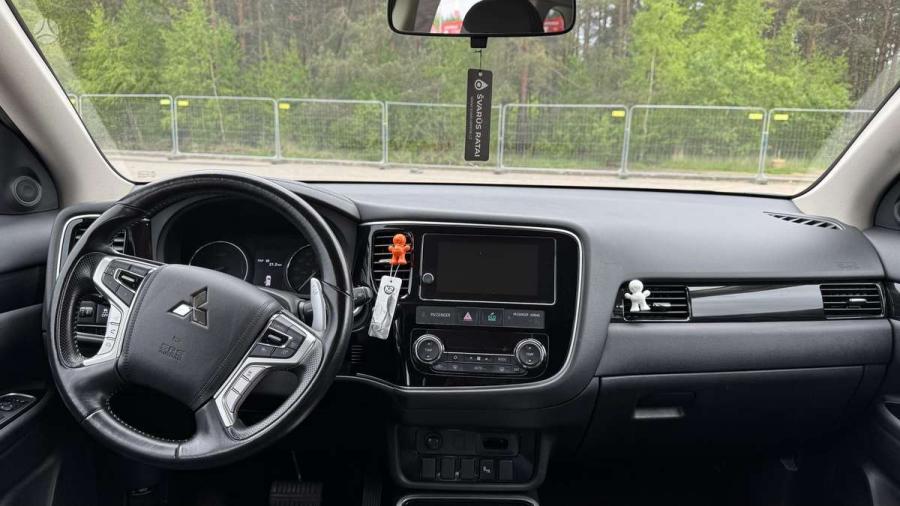 Red Mitsubishi Outlander 2018 in Vilnius, with an engine capacity of 2.00 L and mileage of 55 thousand km for 15599 €, photo 12 on AUTOMOTO.COM.LV
