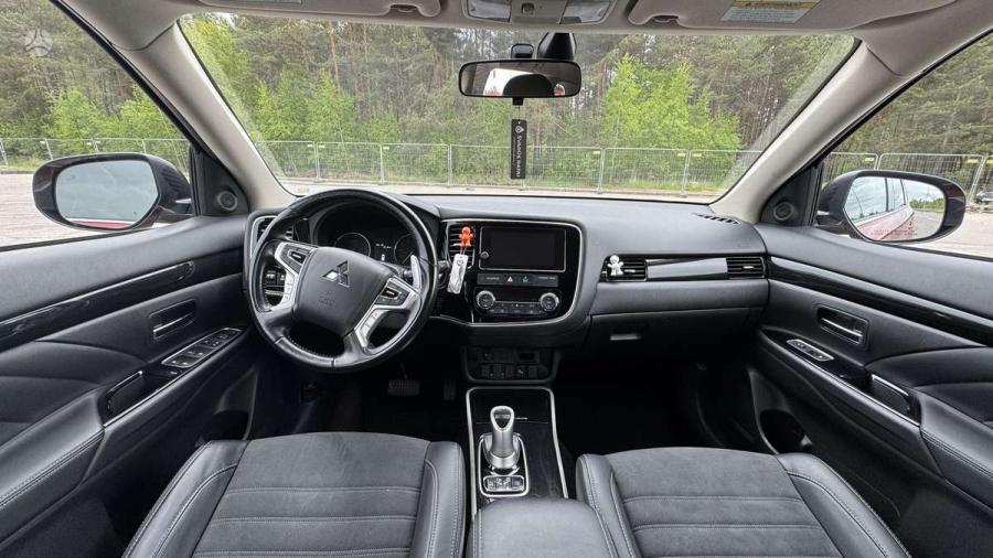 Red Mitsubishi Outlander 2018 in Vilnius, with an engine capacity of 2.00 L and mileage of 55 thousand km for 15599 €, photo 13 on AUTOMOTO.COM.LV