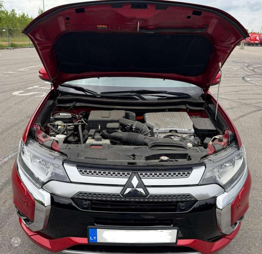 Red Mitsubishi Outlander 2018 in Vilnius, with an engine capacity of 2.00 L and mileage of 55 thousand km for 15599 €, photo 17 on AUTOMOTO.COM.LV