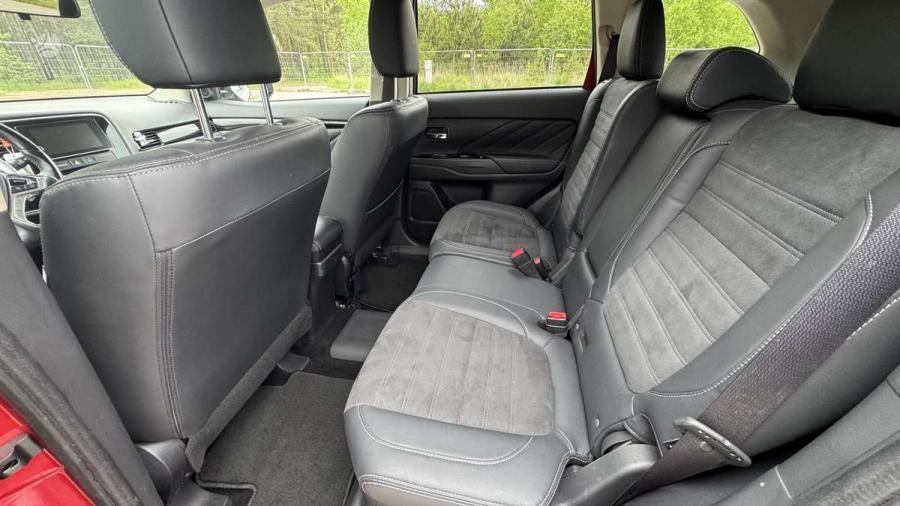 Red Mitsubishi Outlander 2018 in Vilnius, with an engine capacity of 2.00 L and mileage of 55 thousand km for 15599 €, photo 18 on AUTOMOTO.COM.LV