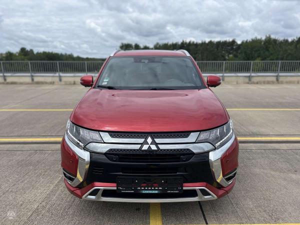 Red Mitsubishi Outlander 2018 in Vilnius, with an engine capacity of 2.36 L and mileage of 111 thousand km for 17900 €, photo 3 on AUTOMOTO.COM.LV