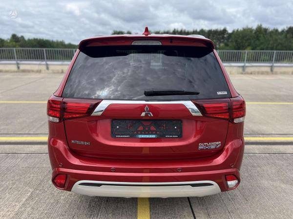 Red Mitsubishi Outlander 2018 in Vilnius, with an engine capacity of 2.36 L and mileage of 111 thousand km for 17900 €, photo 7 on AUTOMOTO.COM.LV
