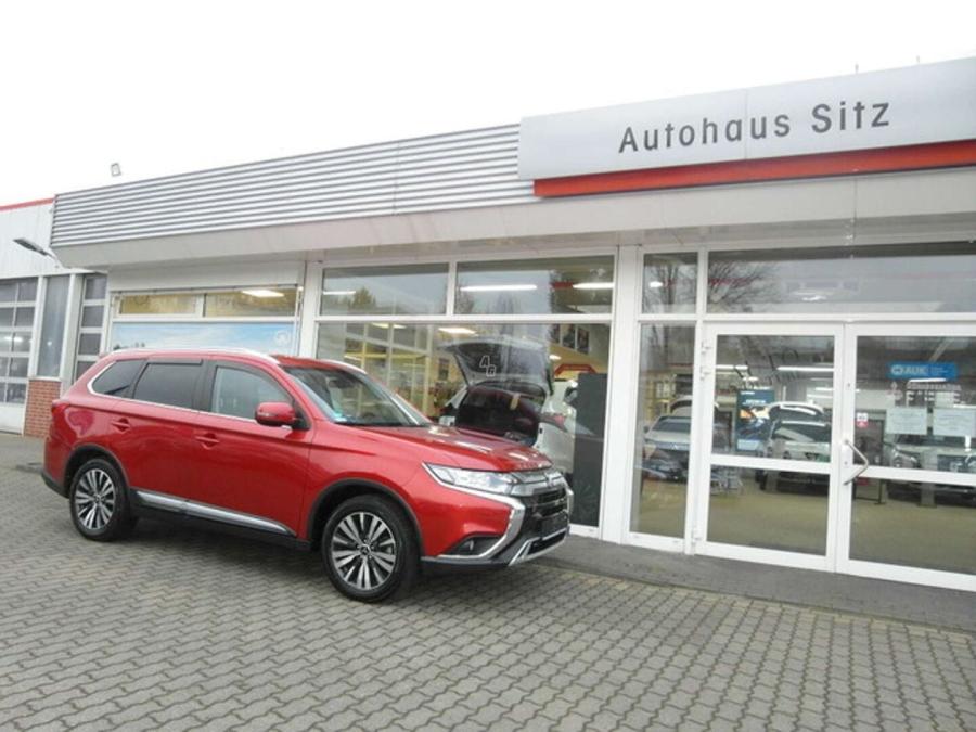 Red Mitsubishi Outlander 2019 in Kaunas, with an engine capacity of 2.00 L and mileage of 69 thousand km for 22724 €, photo 1 on AUTOMOTO.COM.LV