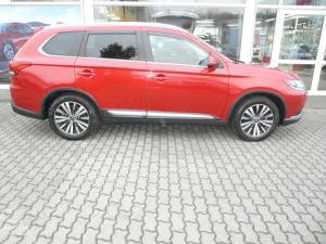 Red Mitsubishi Outlander 2019 in Kaunas, with an engine capacity of 2.00 L and mileage of 69 thousand km for 22724 €, photo 2 on AUTOMOTO.COM.LV