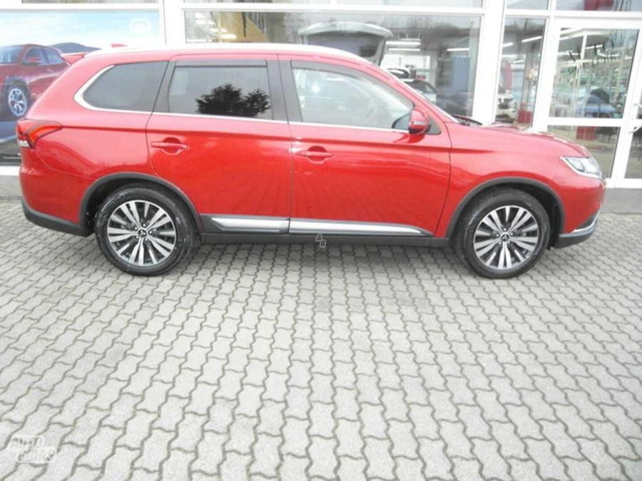 Red Mitsubishi Outlander 2019 in Kaunas, with an engine capacity of 2.00 L and mileage of 69 thousand km for 22724 €, photo 2 on AUTOMOTO.COM.LV