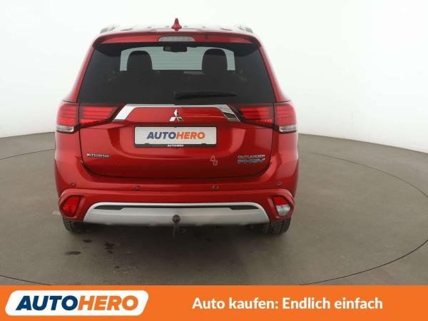 Red Mitsubishi Outlander 2019 in Kaunas, with an engine capacity of 2.40 L and mileage of 92 thousand km for 22400 €, photo 5 on AUTOMOTO.COM.LV