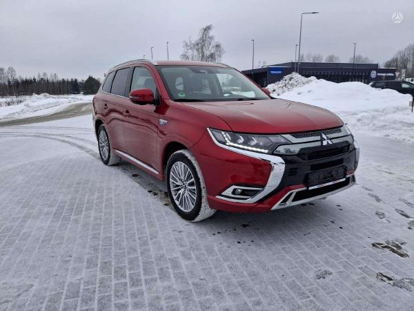Sarkans Mitsubishi Outlander 2019 Viļņa, ar dzinēja tilpumu 2.36 L un nobraukumu 135 tūkst. km par 16999 €, foto 1 vietnē AUTOMOTO.COM.LV