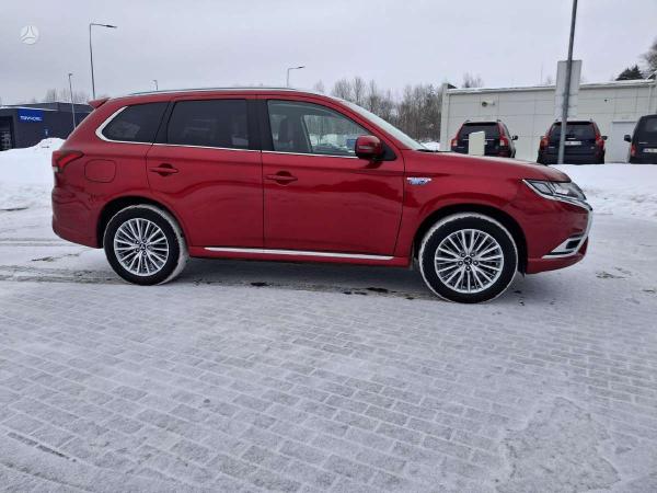 Sarkans Mitsubishi Outlander 2019 Viļņa, ar dzinēja tilpumu 2.36 L un nobraukumu 135 tūkst. km par 16999 €, foto 8 vietnē AUTOMOTO.COM.LV
