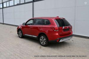 Red Mitsubishi Outlander 2019 in Kretinga, with an engine capacity of 2.36 L and mileage of 111 thousand km for 11099 €, photo 17 on AUTOMOTO.COM.LV