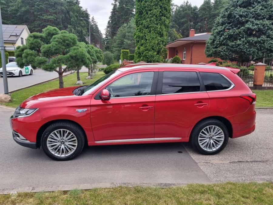 Red Mitsubishi Outlander 2019 in Vilnius, with an engine capacity of 2.36 L and mileage of 98 thousand km for 17500 €, photo 3 on AUTOMOTO.COM.LV