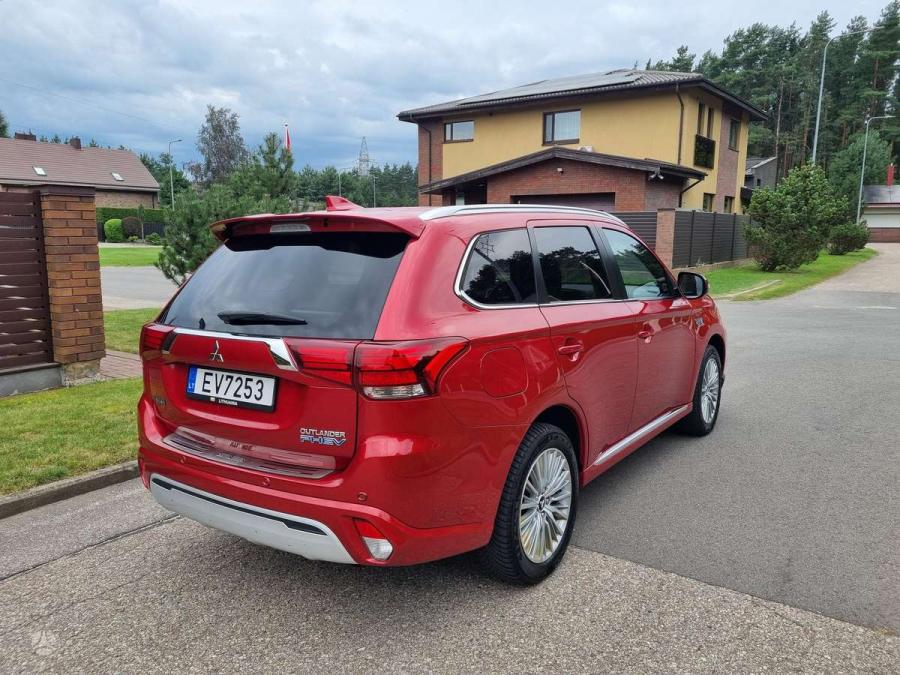 Red Mitsubishi Outlander 2019 in Vilnius, with an engine capacity of 2.36 L and mileage of 98 thousand km for 17500 €, photo 6 on AUTOMOTO.COM.LV