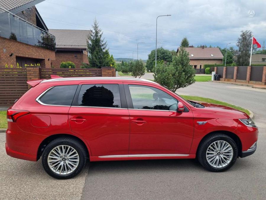 Red Mitsubishi Outlander 2019 in Vilnius, with an engine capacity of 2.36 L and mileage of 98 thousand km for 17500 €, photo 7 on AUTOMOTO.COM.LV