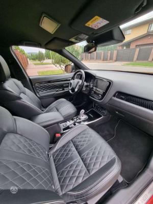 Red Mitsubishi Outlander 2019 in Vilnius, with an engine capacity of 2.36 L and mileage of 98 thousand km for 17500 €, photo 10 on AUTOMOTO.COM.LV