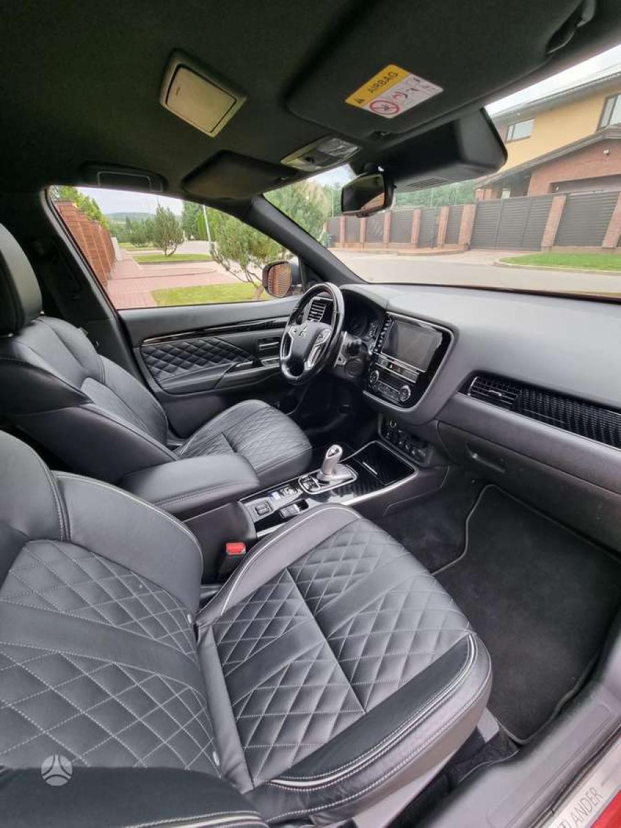 Red Mitsubishi Outlander 2019 in Vilnius, with an engine capacity of 2.36 L and mileage of 98 thousand km for 17500 €, photo 10 on AUTOMOTO.COM.LV