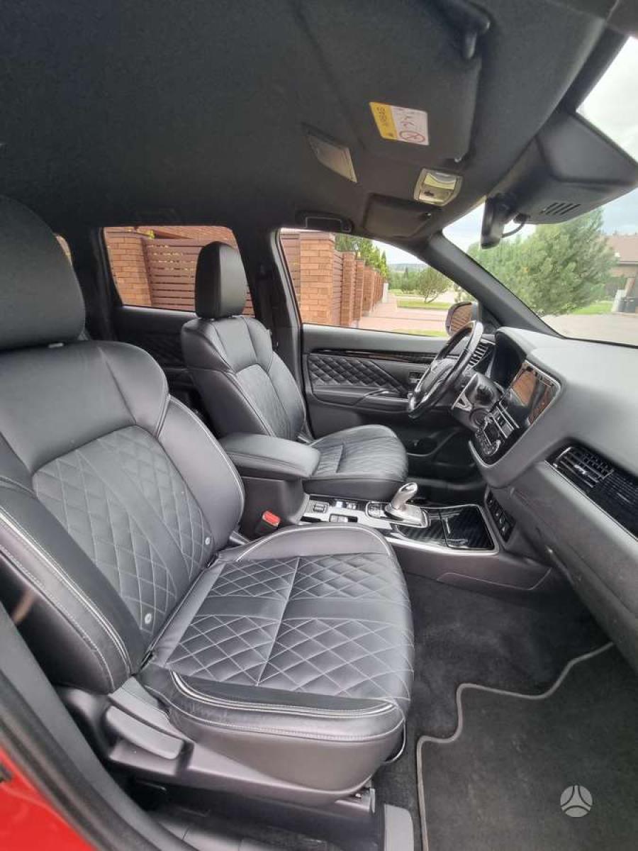 Red Mitsubishi Outlander 2019 in Vilnius, with an engine capacity of 2.36 L and mileage of 98 thousand km for 17500 €, photo 13 on AUTOMOTO.COM.LV