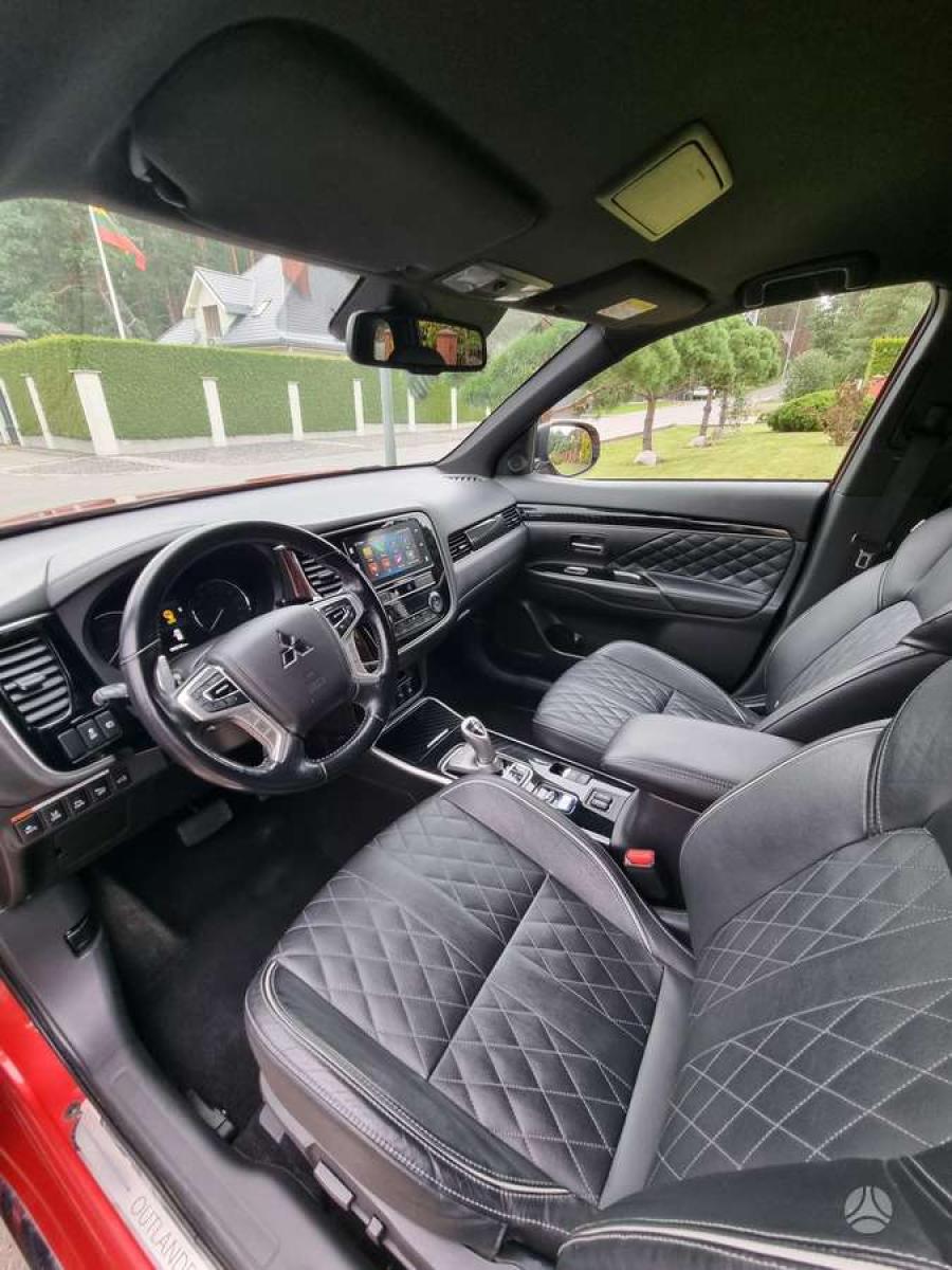 Red Mitsubishi Outlander 2019 in Vilnius, with an engine capacity of 2.36 L and mileage of 98 thousand km for 17500 €, photo 14 on AUTOMOTO.COM.LV