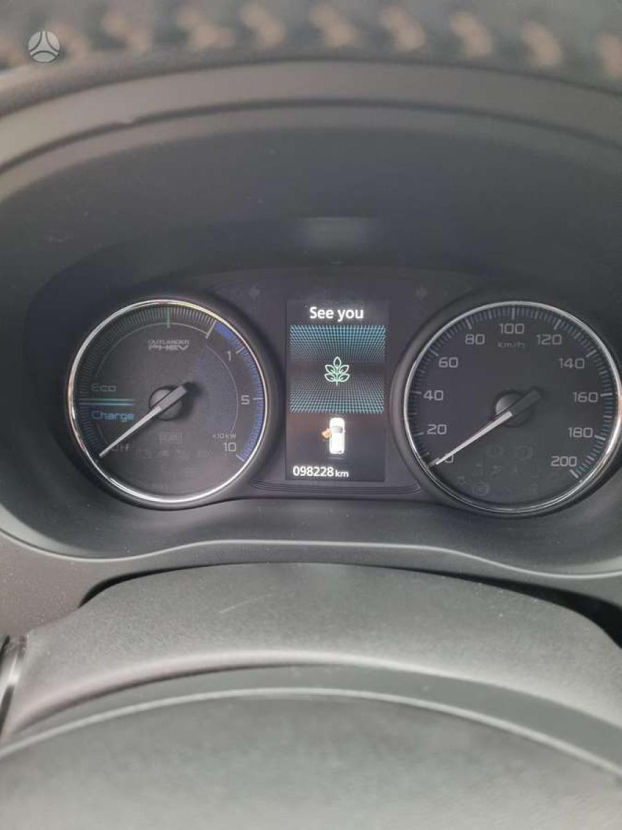 Red Mitsubishi Outlander 2019 in Vilnius, with an engine capacity of 2.36 L and mileage of 98 thousand km for 17500 €, photo 15 on AUTOMOTO.COM.LV