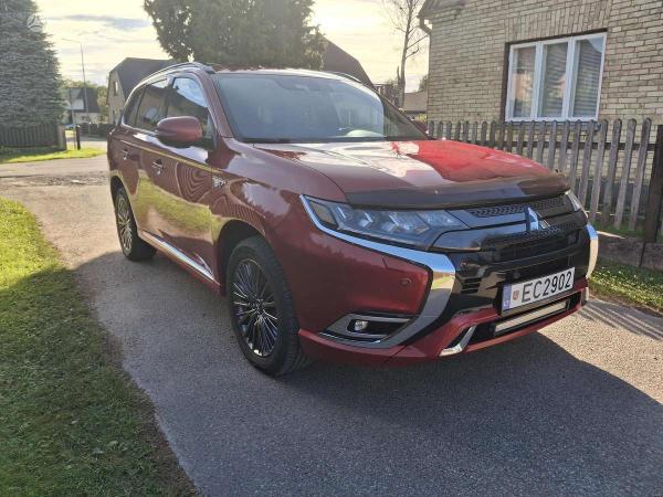 Red Mitsubishi Outlander 2019 in Siauliai, with an engine capacity of 2.36 L and mileage of 191 thousand km for 16700 €, photo 3 on AUTOMOTO.COM.LV