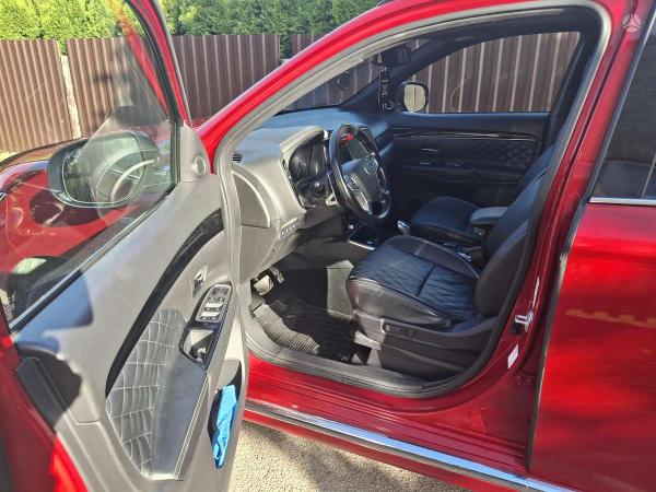 Red Mitsubishi Outlander 2019 in Siauliai, with an engine capacity of 2.36 L and mileage of 191 thousand km for 16700 €, photo 8 on AUTOMOTO.COM.LV