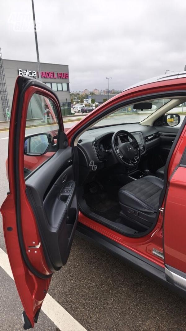Sarkans Mitsubishi Outlander 2019 Kauņa, ar dzinēja tilpumu 2.40 L un nobraukumu 93 tūkst. km par 13250 €, foto 9 vietnē AUTOMOTO.COM.LV
