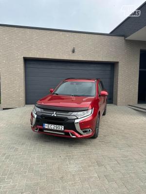 Red Mitsubishi Outlander 2019 in Siauliai, with an engine capacity of 2.40 L and mileage of 192 thousand km for 16800 €, photo  on AUTOMOTO.COM.LV