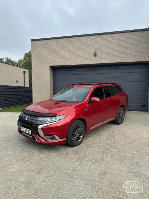 Red Mitsubishi Outlander 2019 in Siauliai, with an engine capacity of 2.40 L and mileage of 192 thousand km for 16800 €, photo 3 on AUTOMOTO.COM.LV