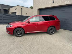 Red Mitsubishi Outlander 2019 in Siauliai, with an engine capacity of 2.40 L and mileage of 192 thousand km for 16800 €, photo 4 on AUTOMOTO.COM.LV