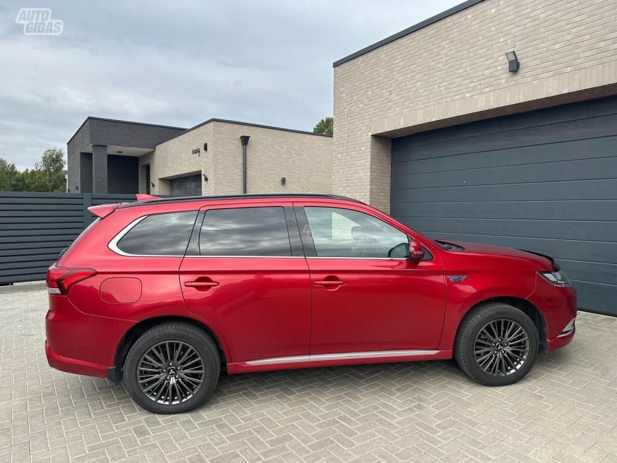 Red Mitsubishi Outlander 2019 in Siauliai, with an engine capacity of 2.40 L and mileage of 192 thousand km for 16800 €, photo 7 on AUTOMOTO.COM.LV