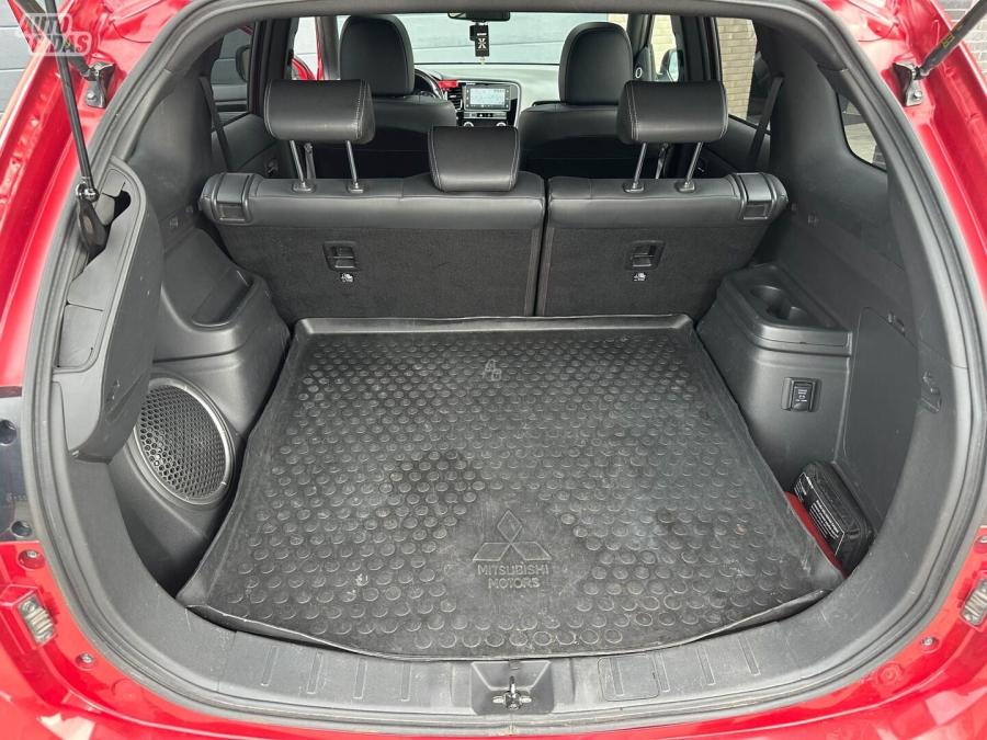Red Mitsubishi Outlander 2019 in Siauliai, with an engine capacity of 2.40 L and mileage of 192 thousand km for 16800 €, photo 11 on AUTOMOTO.COM.LV